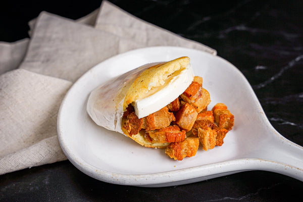 Arepa con chicharrón y queso de mano o rallado – Sabor Venezolano Kendall